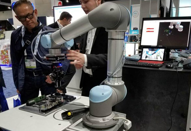 Cafe recruits robots to serve beverages