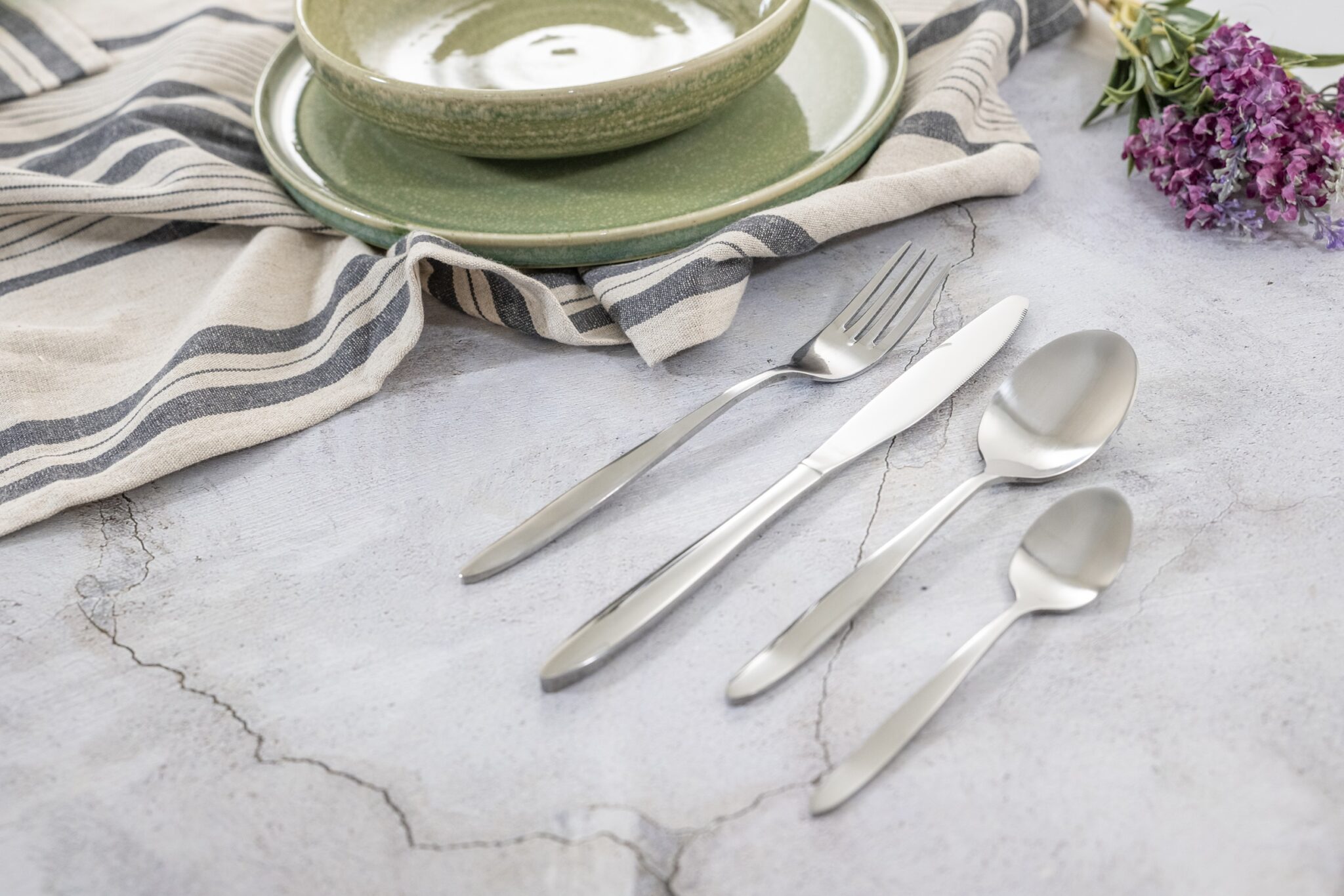 Cutting through standard cutlery with Signature Style utensils